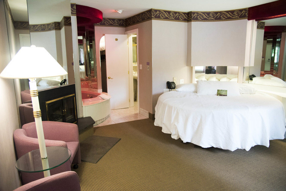 POCONO PALACE RESORT EAST STROUDSBURG | LOW RATES, NO HIDDEN FEES